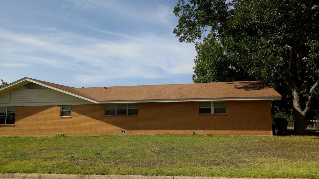 Cakewalk: side of Gilbert Grape house - Walking with Cake